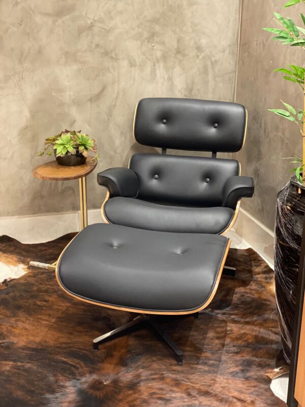 Poltrona Charles Eames com banqueta - Couro Ecológico Separador